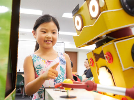 『スーパーゼビウス』でAIロボットと子どもたちが対決！遊んで学ぶ夏の体験イベント | ファンファーレ